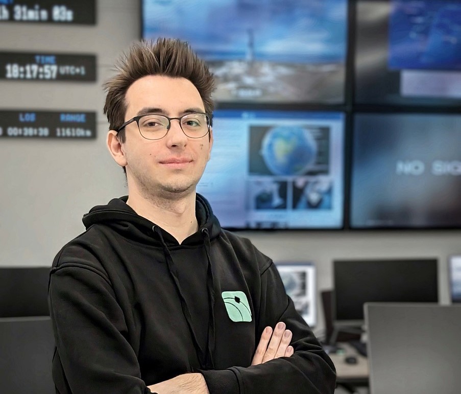 Filip Tomczyk wznosi polską flagę w kosmosie. Satelita HYPE rozpoczyna pionierską misję - Radio ...