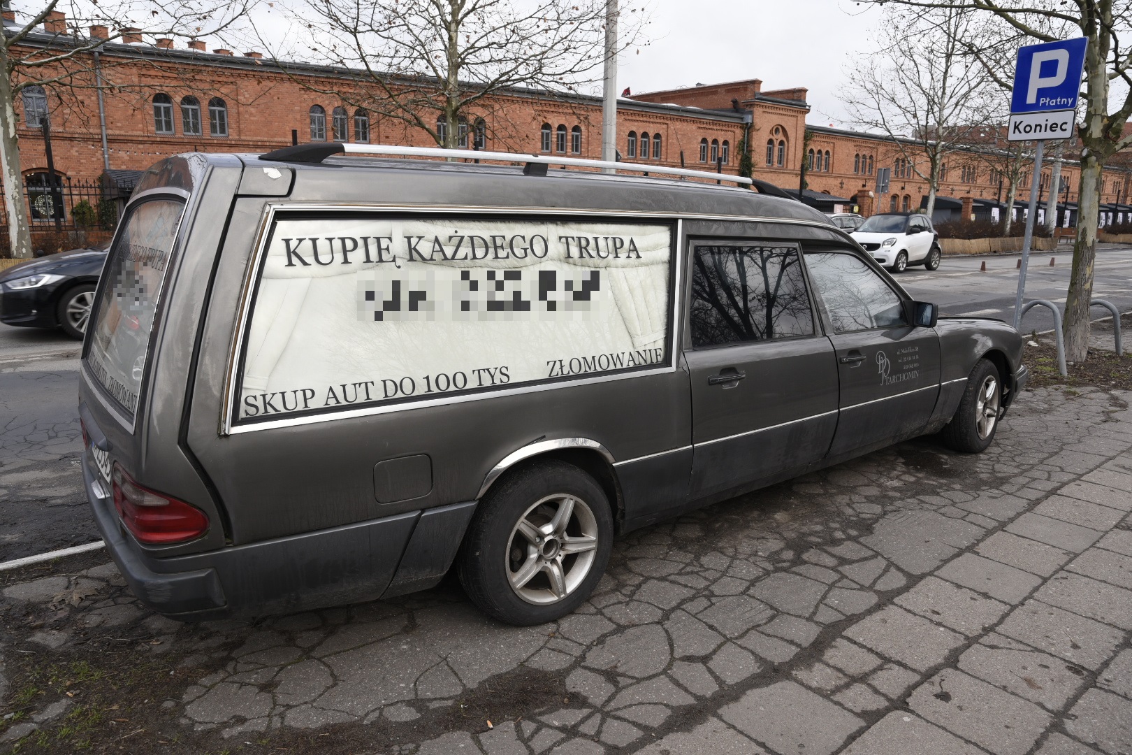 Karawan pogrzebowy z hasłem "Kupię każdego trupa" oburza mieszkańców ...