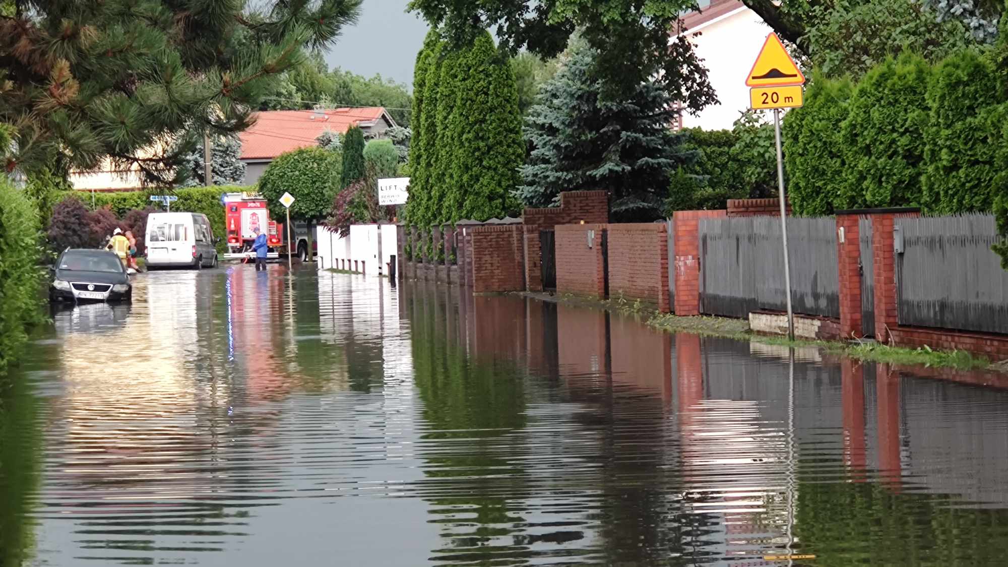 Zalane ulice i uwięzieni w autach ludzie. Potężna burza nad Kaliszem ...