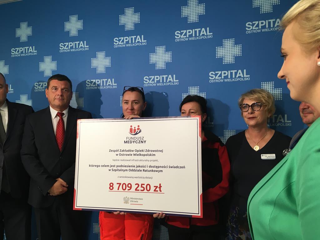 Miliony dla szpitala w Ostrowie. Minister zdrowia przekazała czek ...